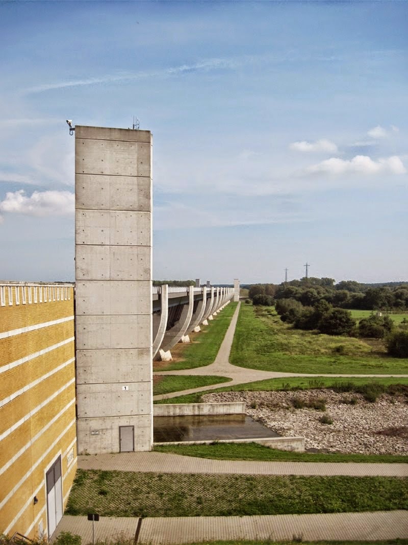 Bizarre Photos: The Stunning Magdeburg Water Bridge | Germany