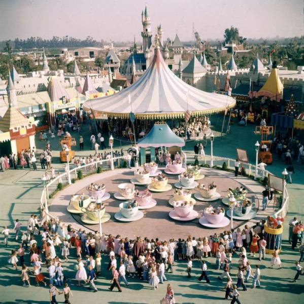 Domi Good: Captivating Photos From Disneyland’s Opening Day (24 Pics)
