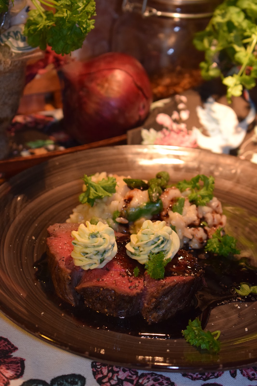 Smaskelismaskens: Helstekt oxfilé med sparrisrisotto och rödvinssås