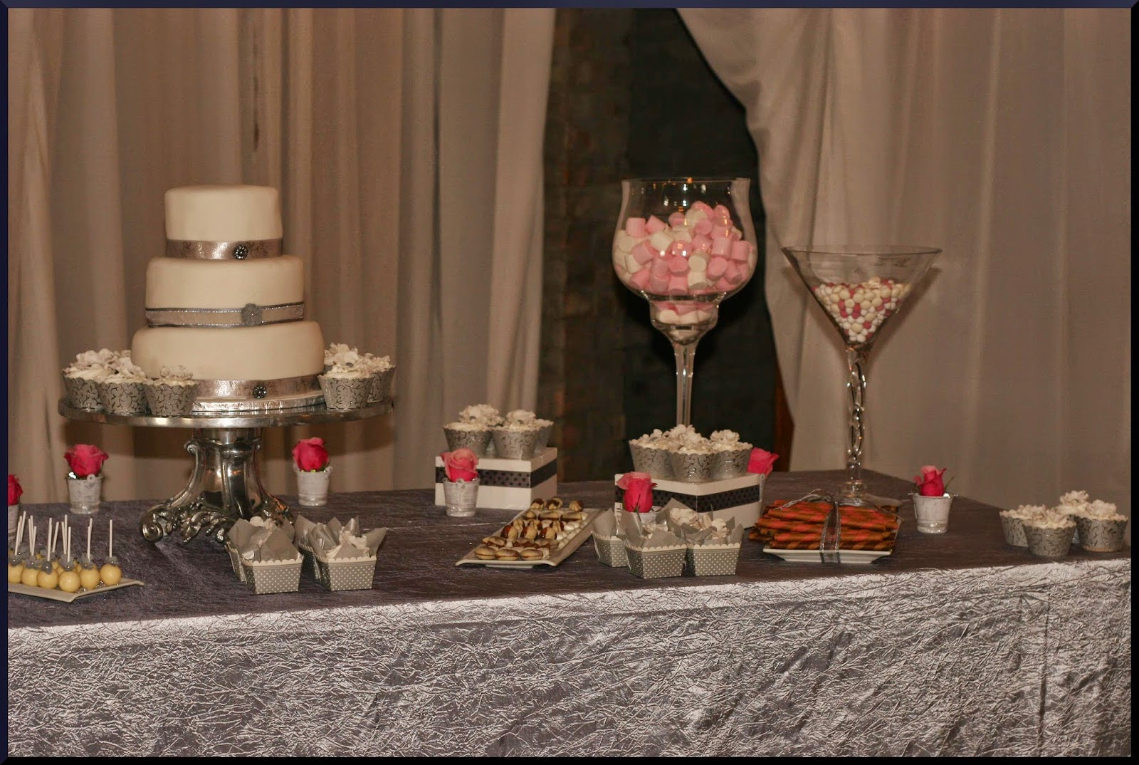 Koekerasie: Silver and white dessert table