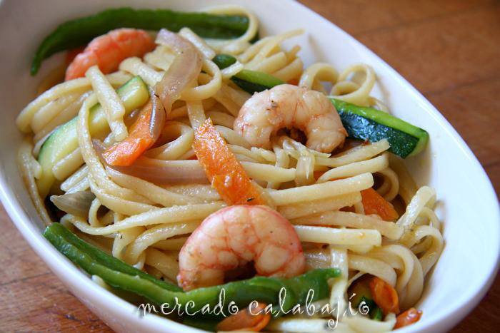 Tallarines fritos con gambas (comida china) | Mercado Calabajío