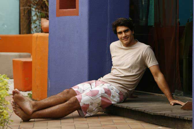 Straight Jock Feet: Brazilian stud actor Rafael Calomeni feet...