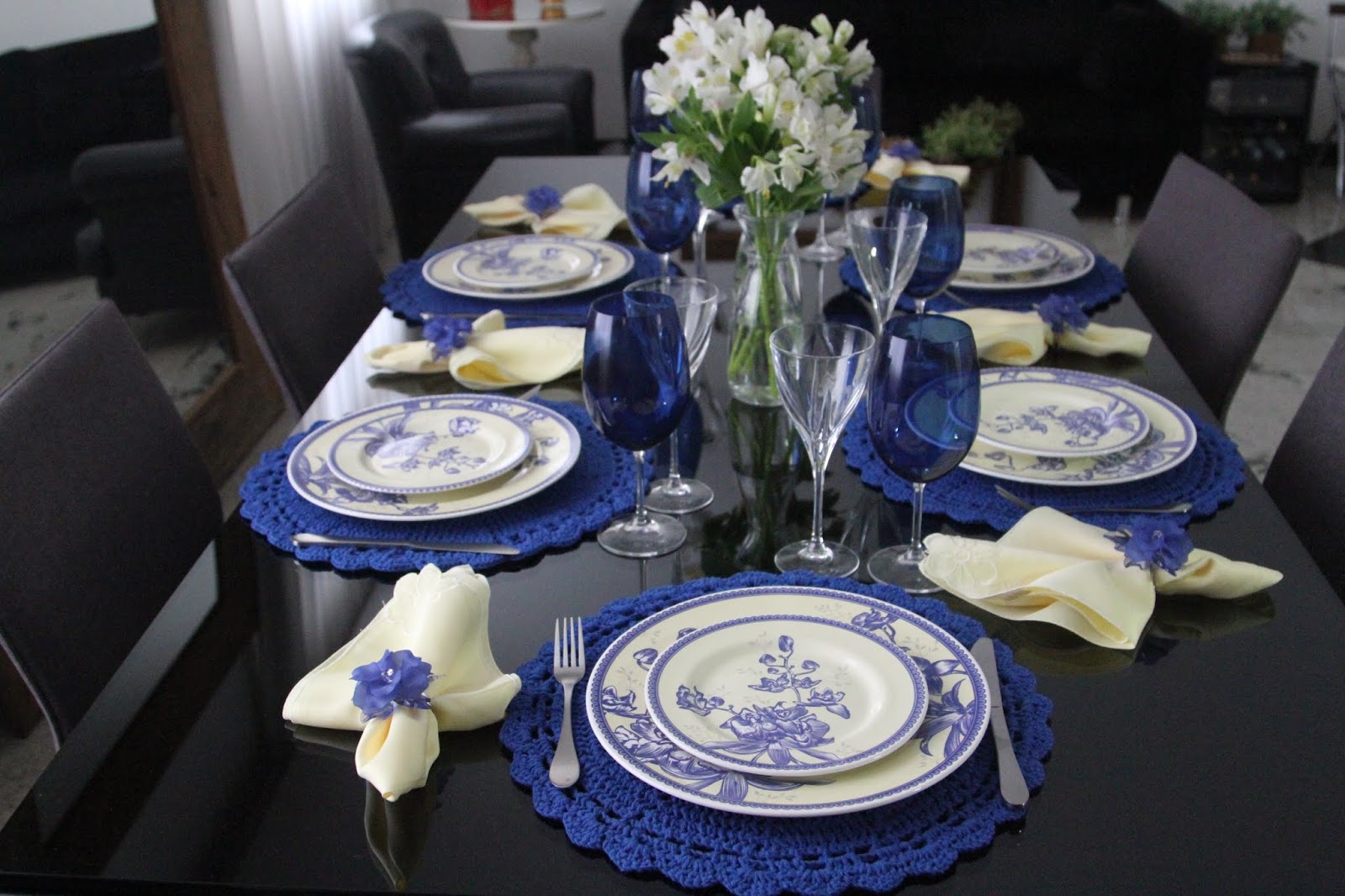 Duelo de mesas: azul x amarelo