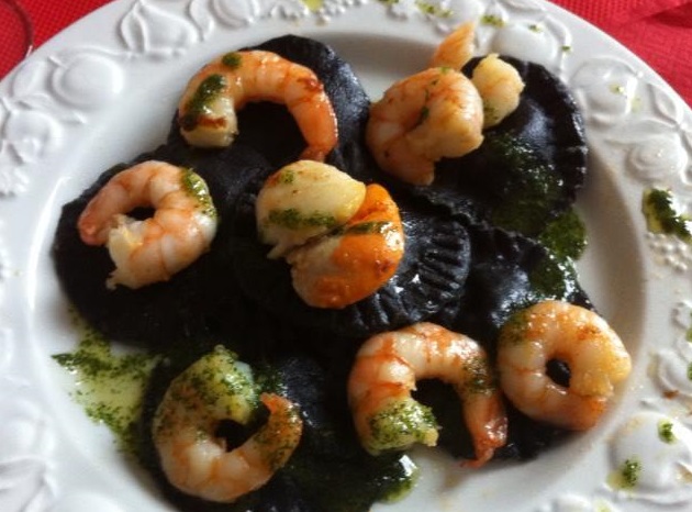 Ziggy in the kitchen: Ravioli di bufala al nero di seppia con gamberi e ...