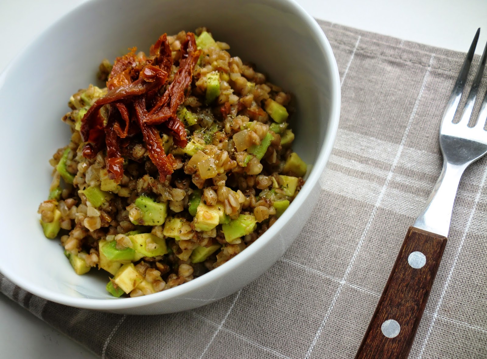 Mukatanas: Grikių košė su saulėje džiovintais pomidorais ir avokadais