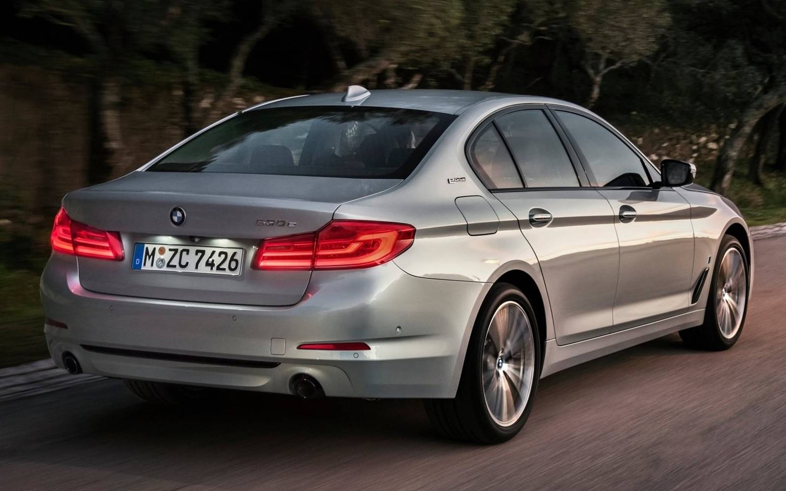 BMW Série 5 ganha versões 530e híbrida e M550i xDrive