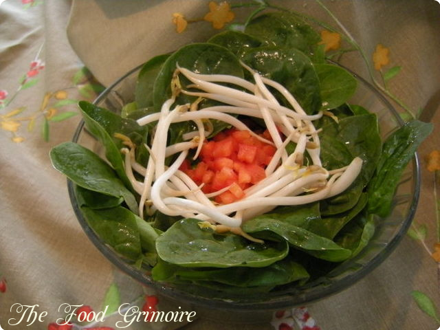 The Food Grimoire: Salade de fèves germées et d'épinards