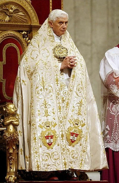 Liturgia Papal: La transformación de los mantos papales