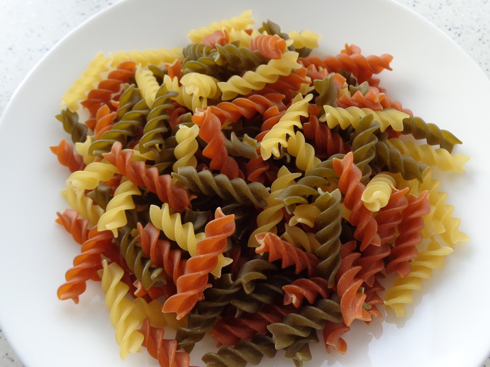 susu: Paste fusilli cu busuioc si sos de rosii