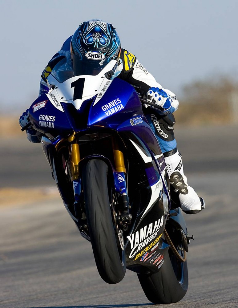 Stunning Stunts: Yamaha R6 Stunt