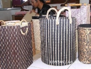 COLLECTION of HANDICRAFT: She smelled profits made from woven pandanus ...