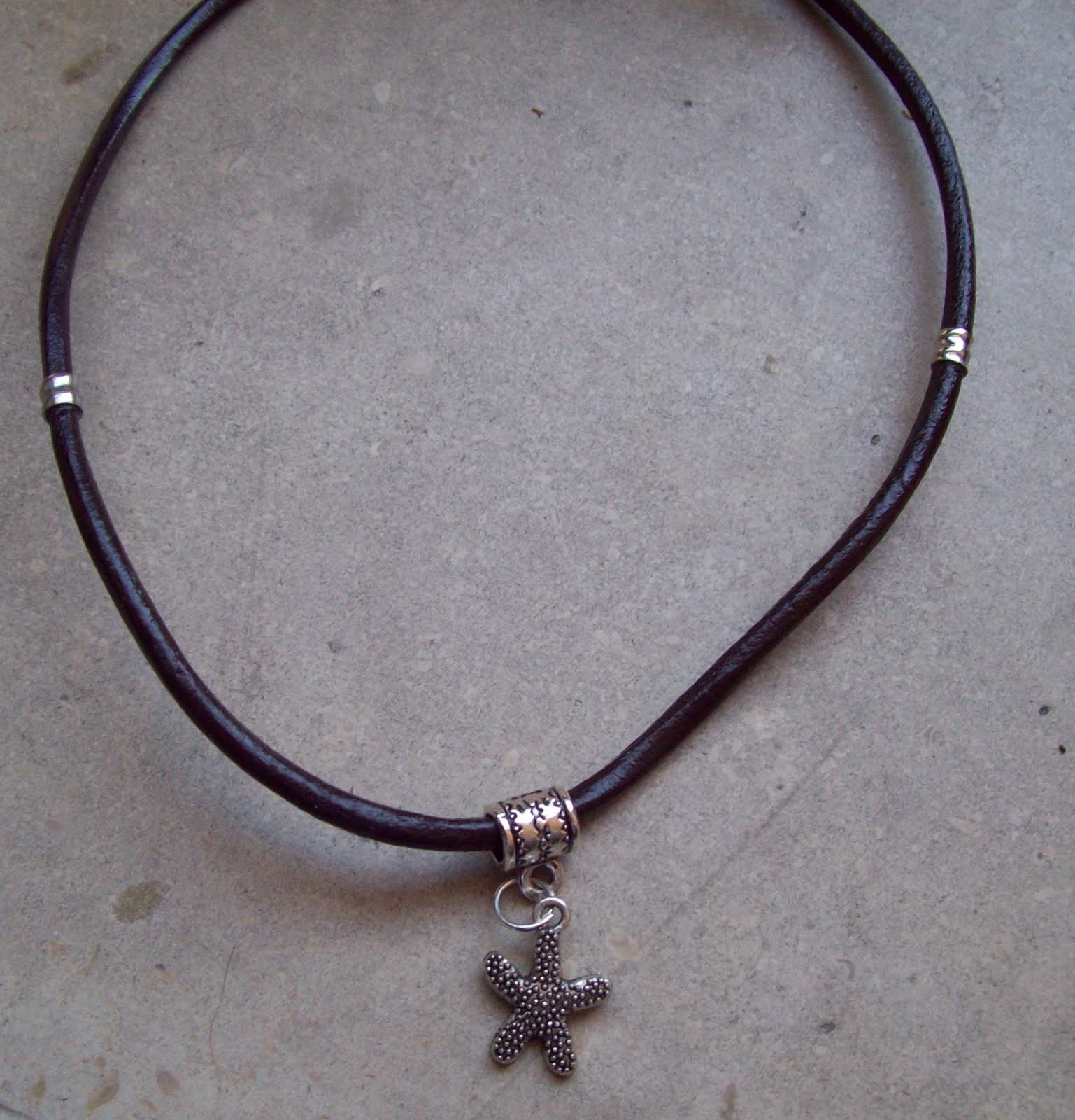 Mimos de Mulher: Colares em couro com peças de vidro murano, metal ...