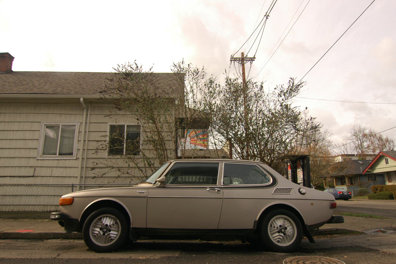 OLD PARKED CARS.: 1976 Saab 99 EMS.
