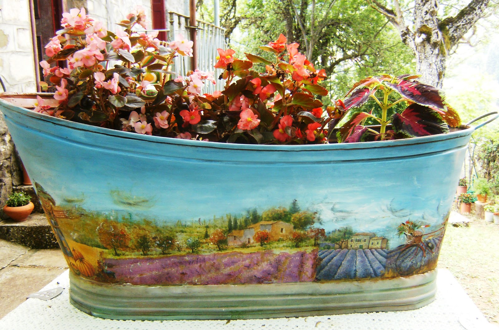 lila365idees: DECOUPAGE ΣΕ ΦΟΡΗΤΗ ΜΠΑΝΙΕΡΑ (PORTABLE BATH IN DECOUPAGE)