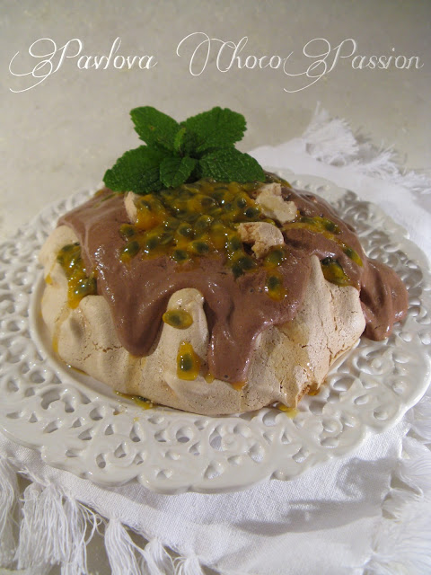 J'en reprendrai bien un bout...: Pavlova Choco-Passion