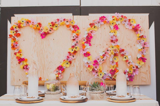 Decoración Fácil: UN PANEL CON FLORES PARA UNA BODA LOVE & PEACE