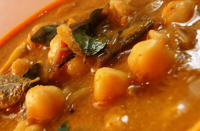 The Happy Homemaker: Kadala Curry With White Chickpeas