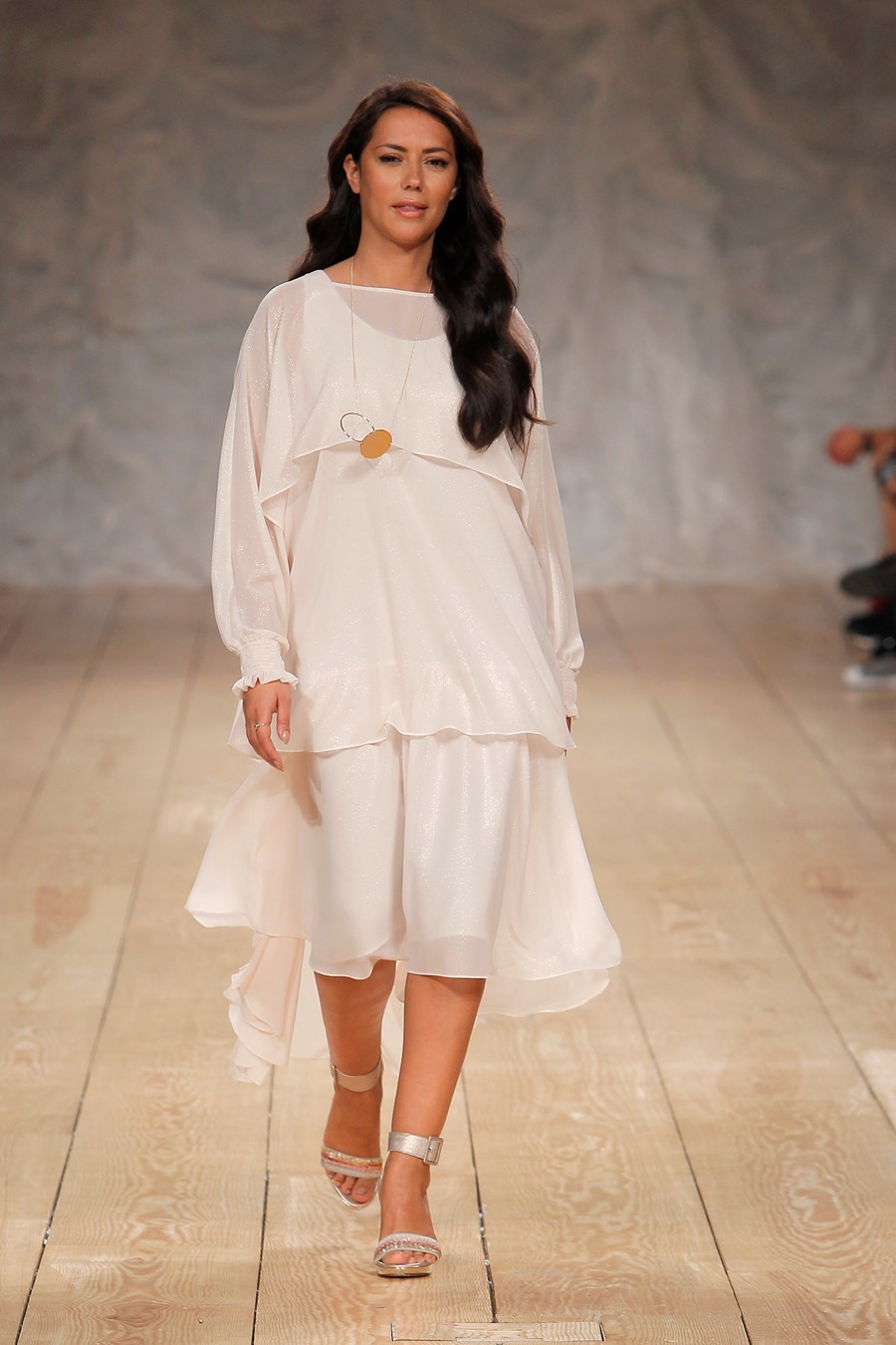 Sofia Ribeiro destaca-se com belo decote - Tomates Podres