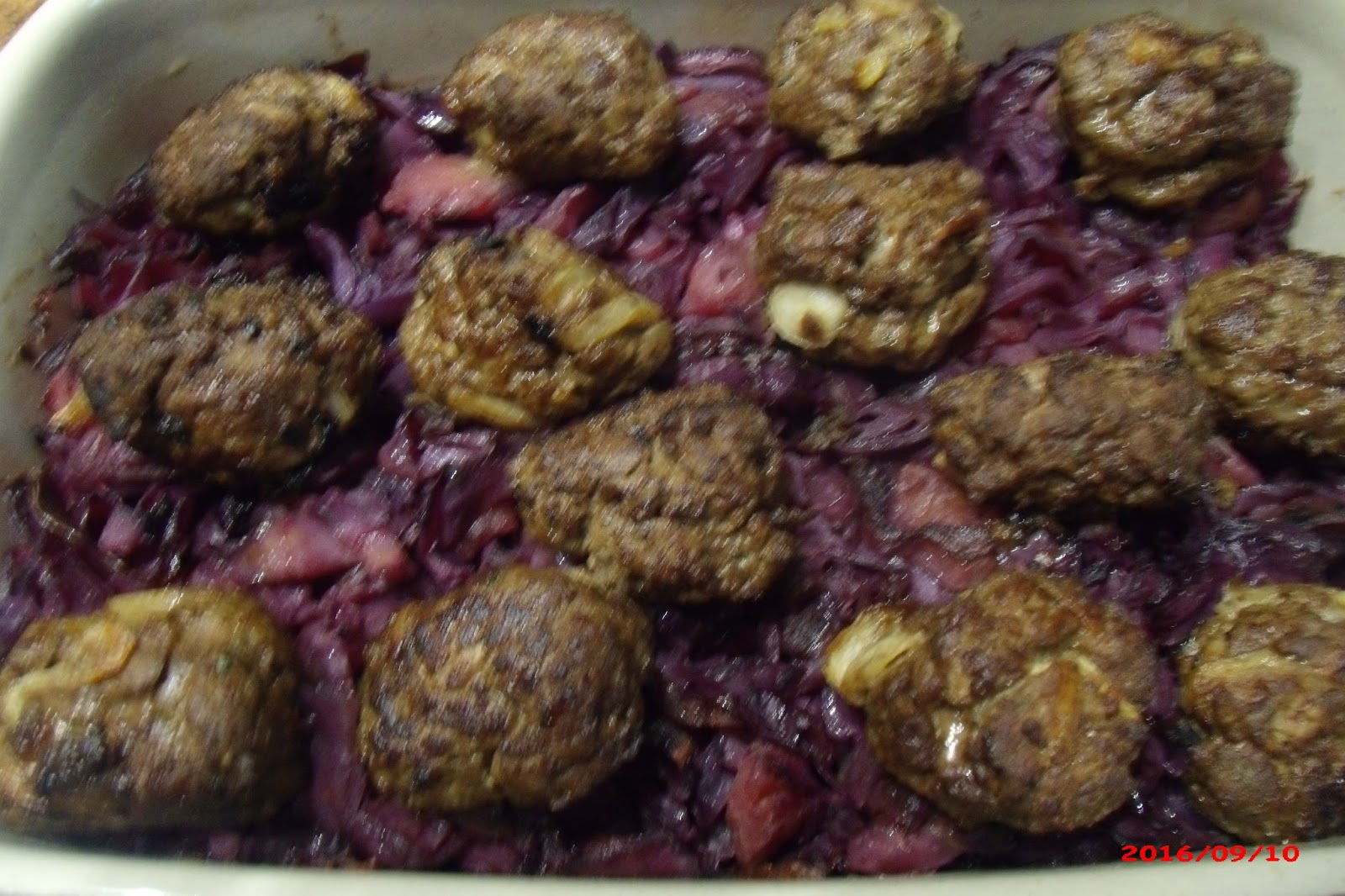 saze66cuisine: Choux rouge braisé et boulettes de viandes au pain d'épices