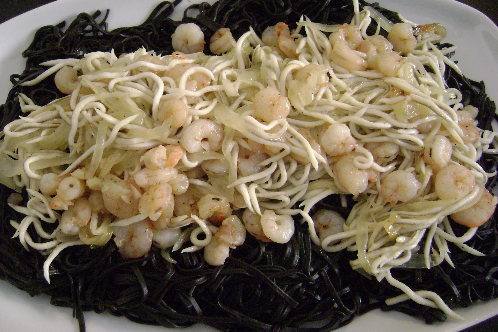 Tallarines al nero di Sepia con gulas y gambas - Vino y Miel