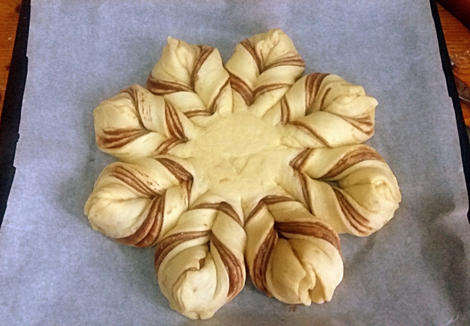 Arome si culori : Cozonac floare cu nutella