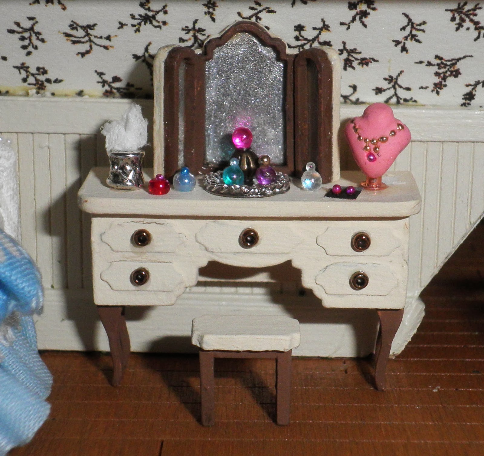 Her Collection of Dreams: Quarter Scale Miniatures