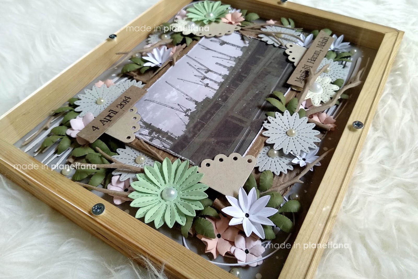scrapbook frame #117 - made in planetfana
