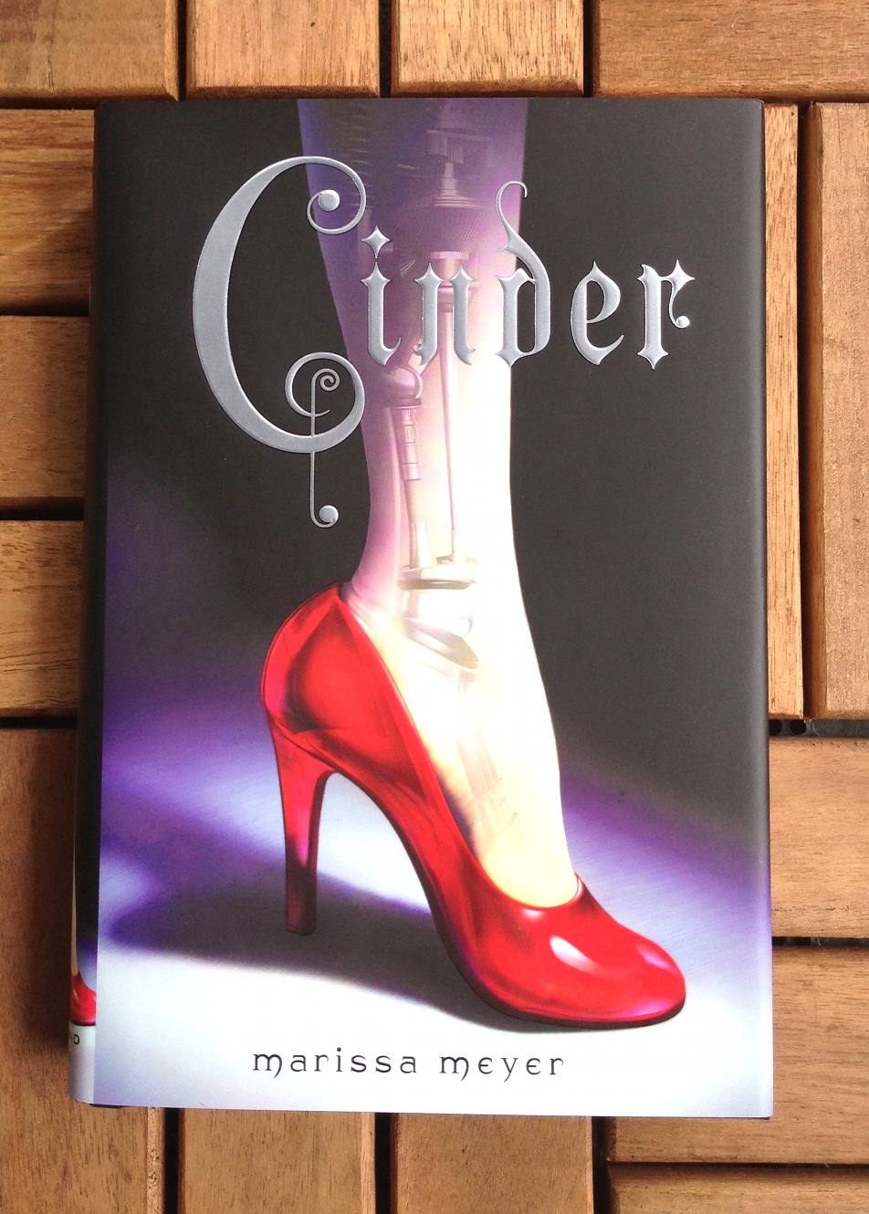 Sun/Salt + Letters: re·view : Cinder by Marissa Meyer