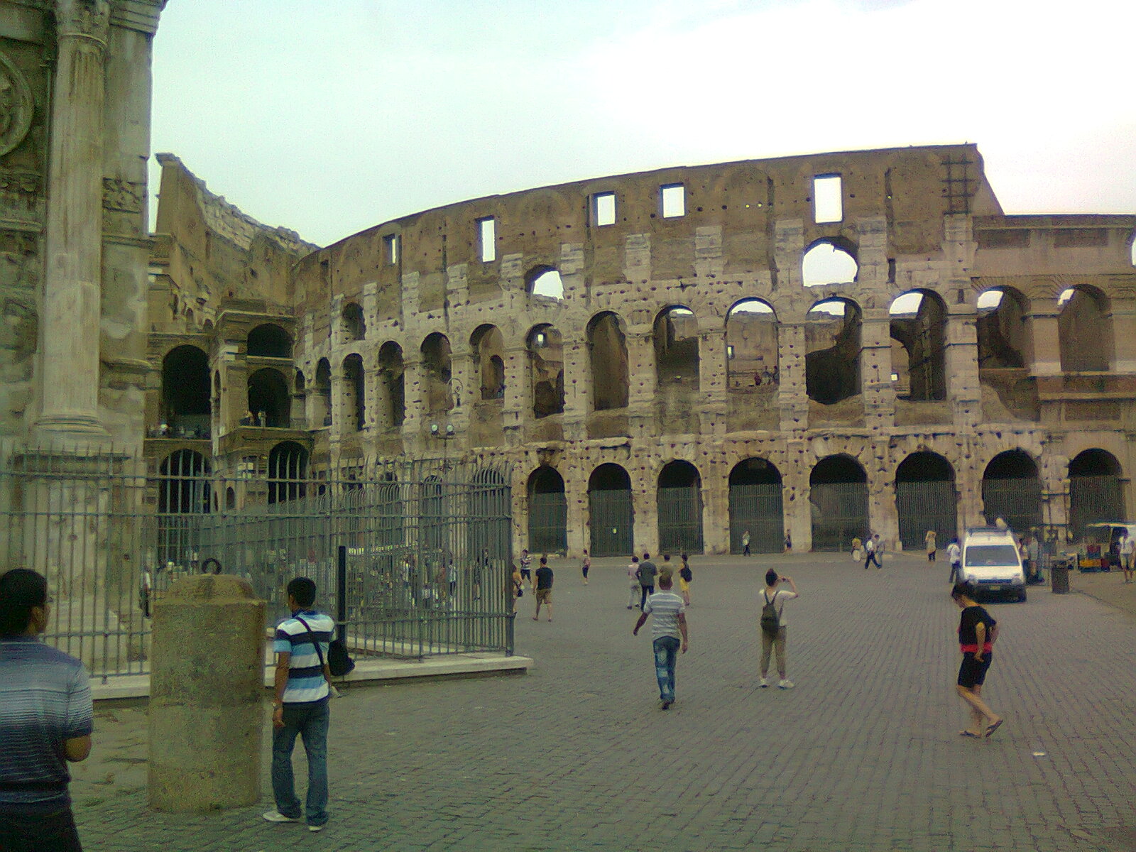 In bici per Roma: Ma quanti tesori ha il Colosseo? Ci sembrava di ...