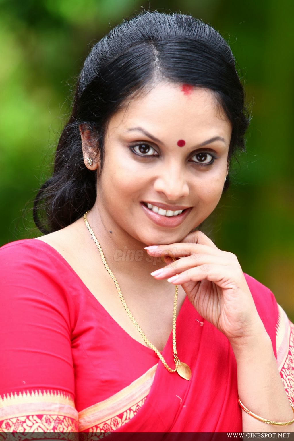 .: Mallu actress Jyothirmayi sexy red saree stills,pics