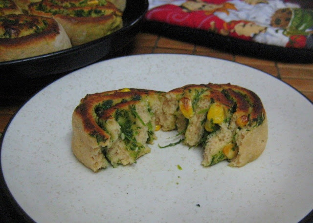 Nan's yum-yums!: Spinach and Corn Bread Roll