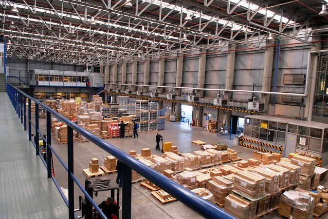 Supervisa movimientos de mercancias del almacen