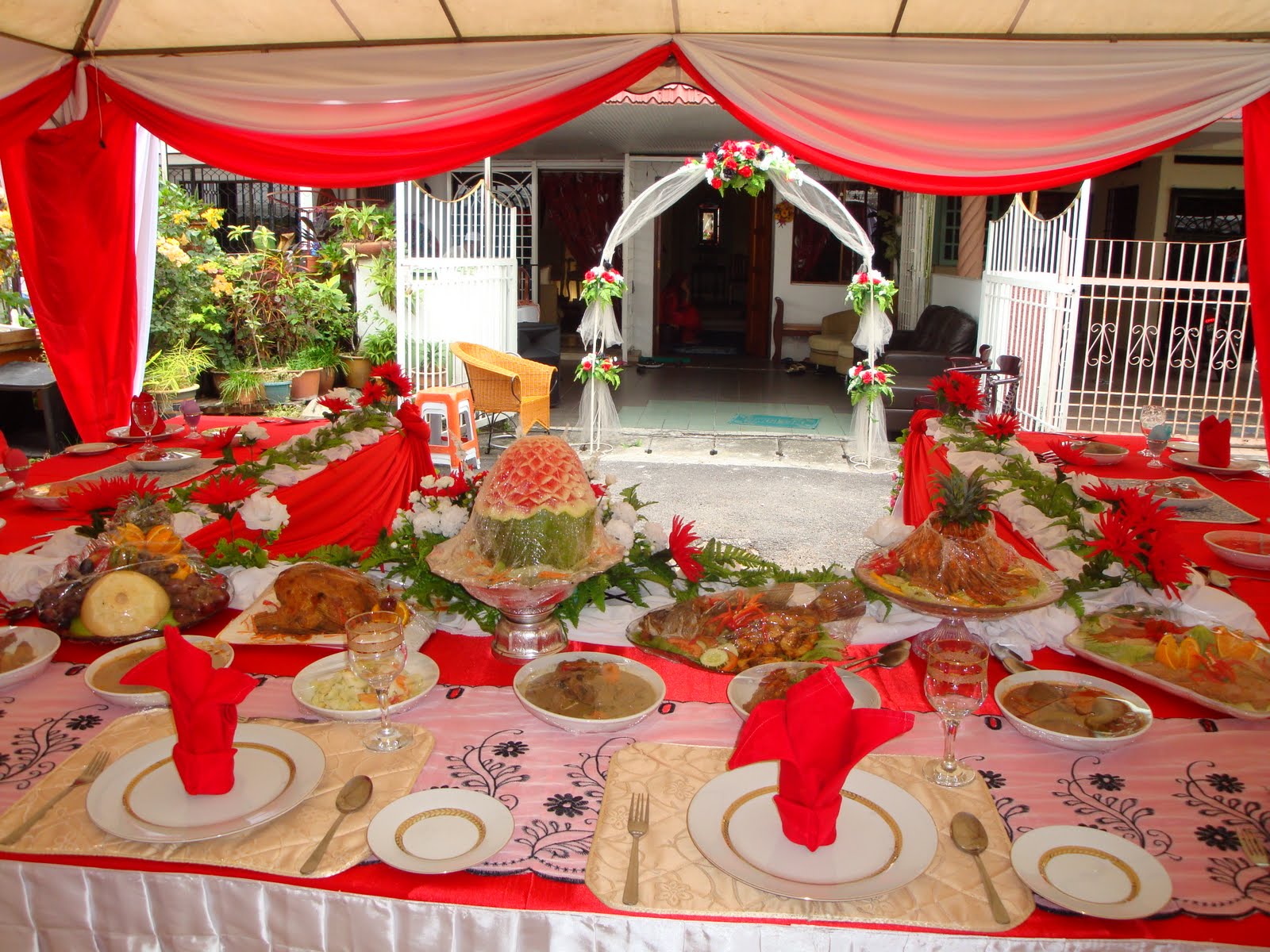 AZMA CATERING: Majlis Perkahwinan di Taman Timah Ipoh ( tema merah putih )