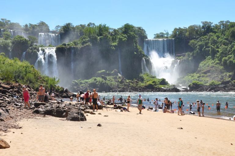 Playa Isla San Martín, Iguazú, Misiones. - Region Litoral