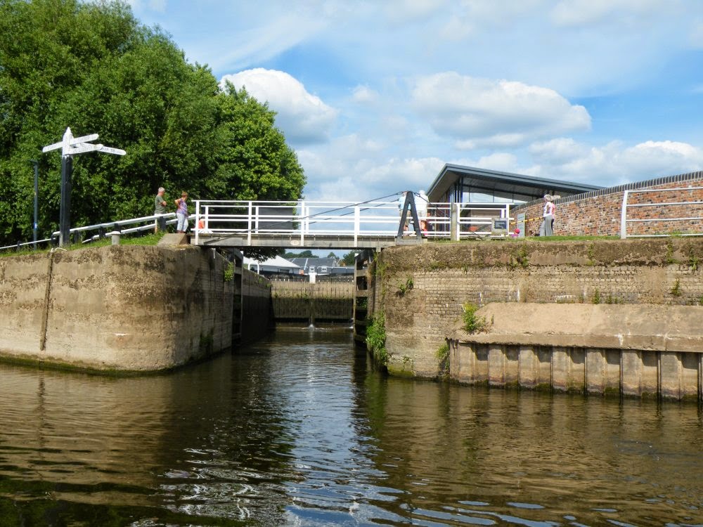 Travelling the Canals of England: It's downhill all the way to Worcester