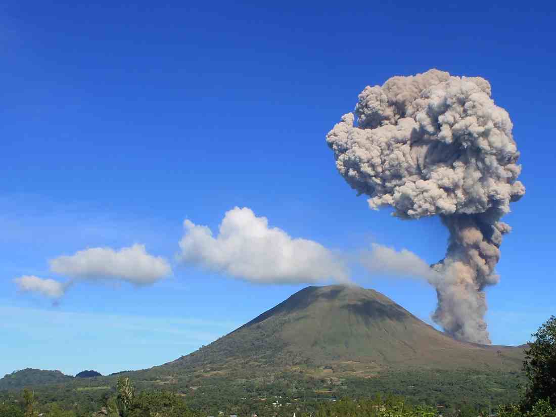 Sciency Thoughts: Eruption on Mount Lokon, Sulawesi.