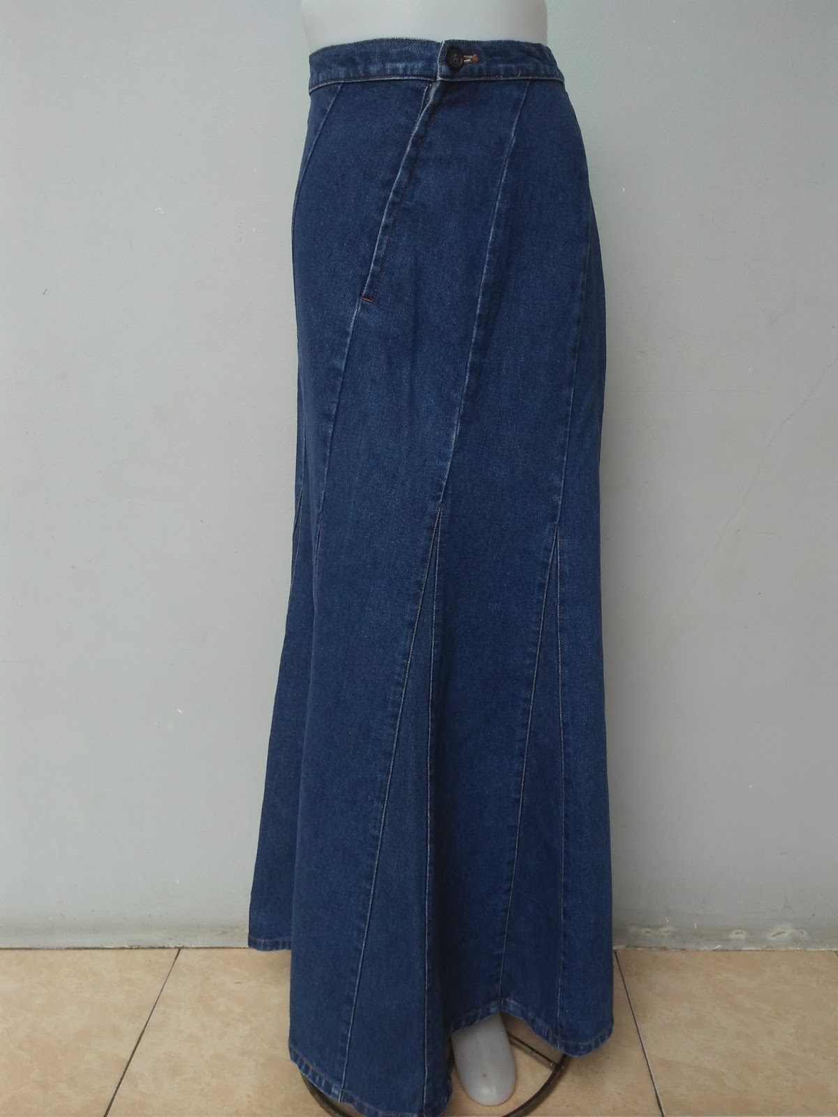 Model dan jenis rok yang umum di gunakan oleh perempuan indonesia ...