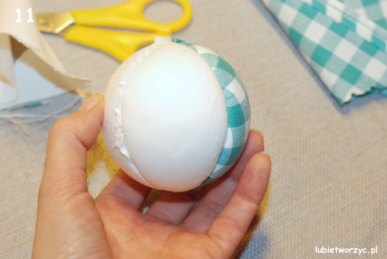 Bombka DIY ze styropianowej kuli i materiału
