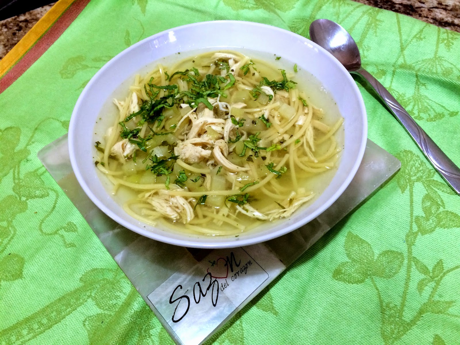 Sazón del corazón: Consomé con spaghetti y pollo