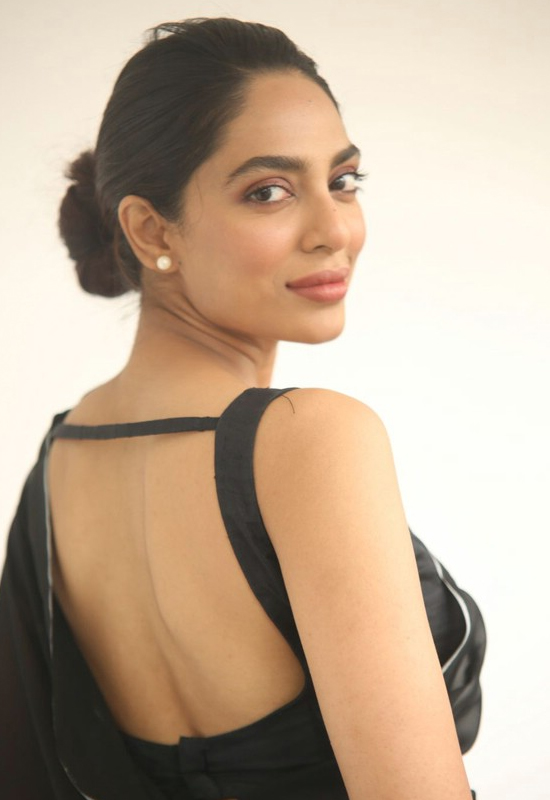 Shobitha Dhulipala Black Saree Photos - Latest Movie Updates, Movie ...