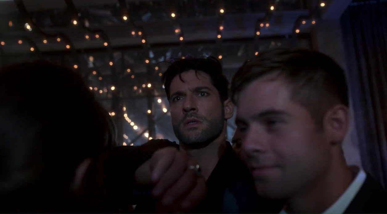 ausCAPS: Tom Ellis shirtless in Lucifer 4-04 "All About Eve"