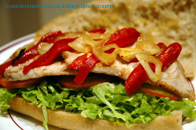 Cocino en Casa: Bocadillo de lomo en pan con rodajas de tomate, lechuga ...