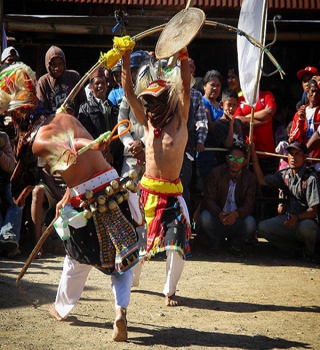 5 Foto Unik Tarian Caci di Instagram | Molas Hombel