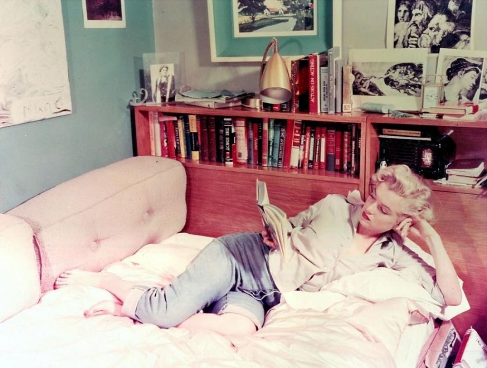 47 Interesting Vintage Photos of Marilyn Monroe Reading Book ~ Vintage ...