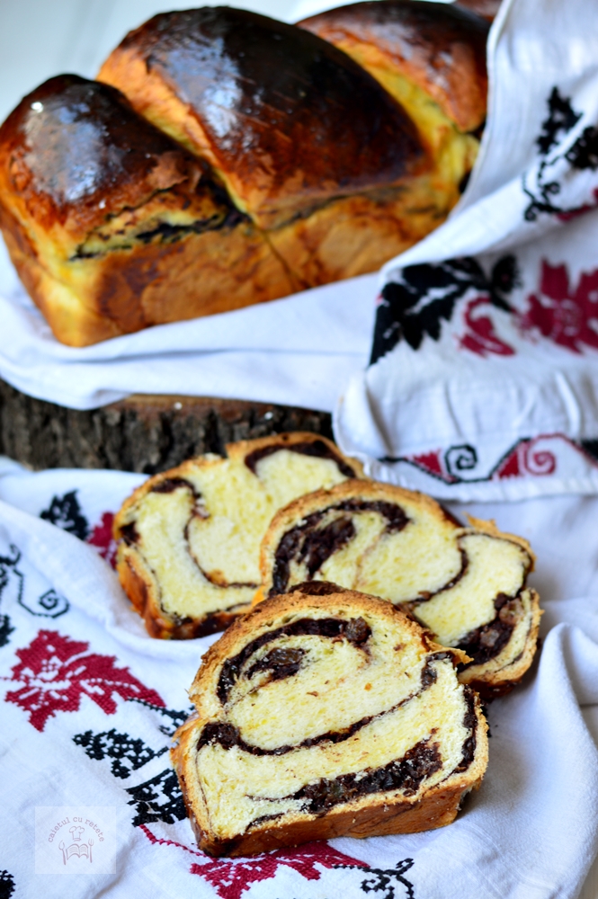 Cozonac impletit cu nuca si stafide - CAIETUL CU RETETE