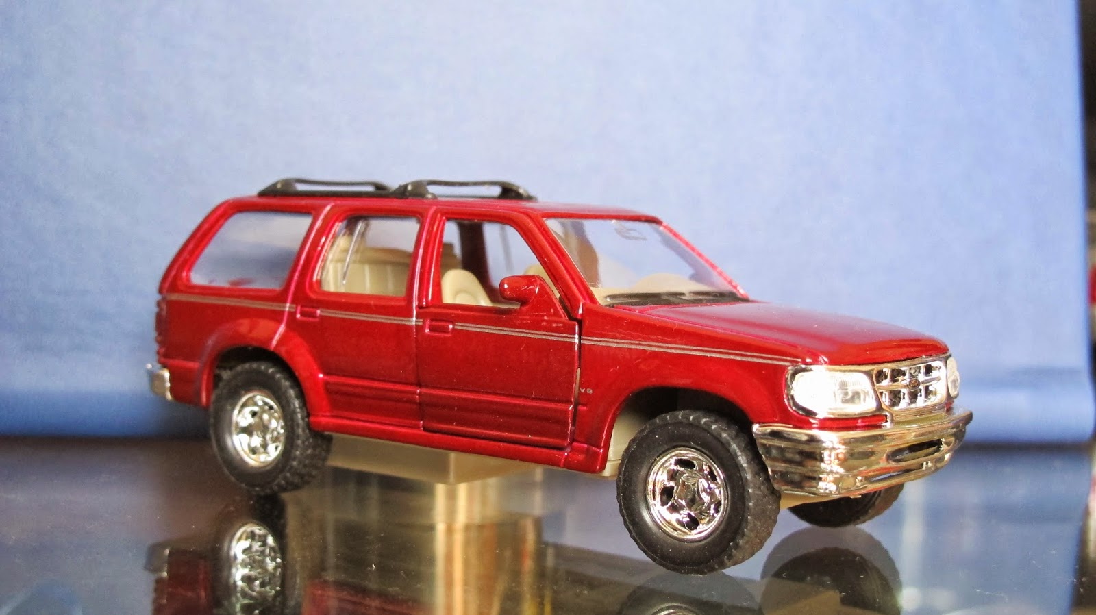 COLECCIÓN DE AUTOMOVILES EN MINIATURA - CHILE: FORD EXPLORER