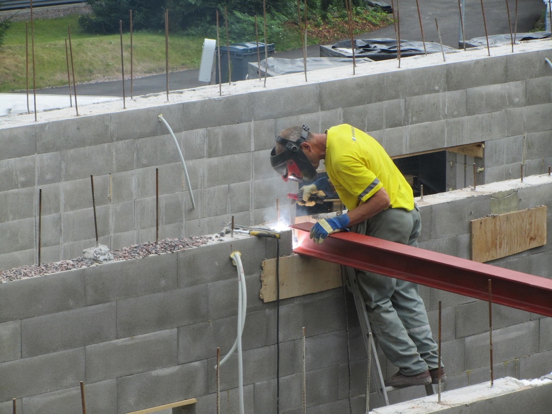 Rinnetalo Hirvimäentielle: Ontelolaatat asennettu