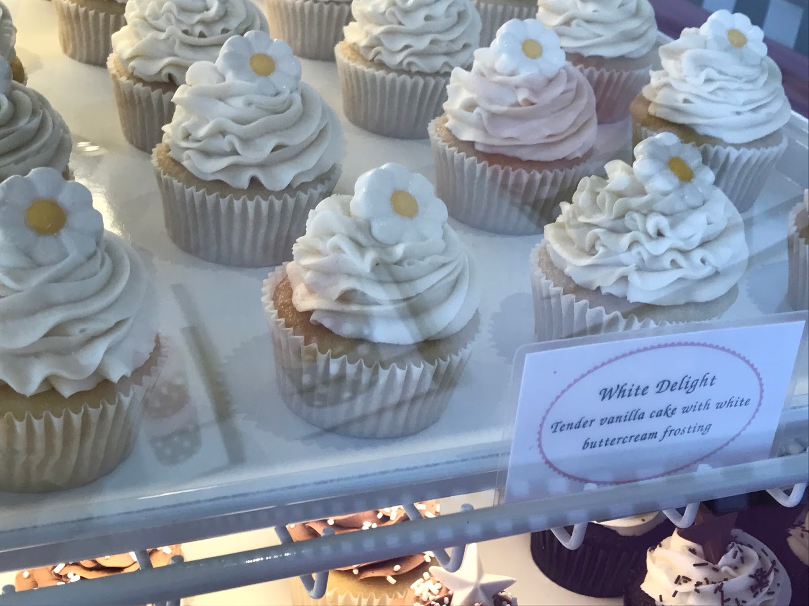 The Pastry Chef's Baking: Bakery Review: Cutesy Cupcakes