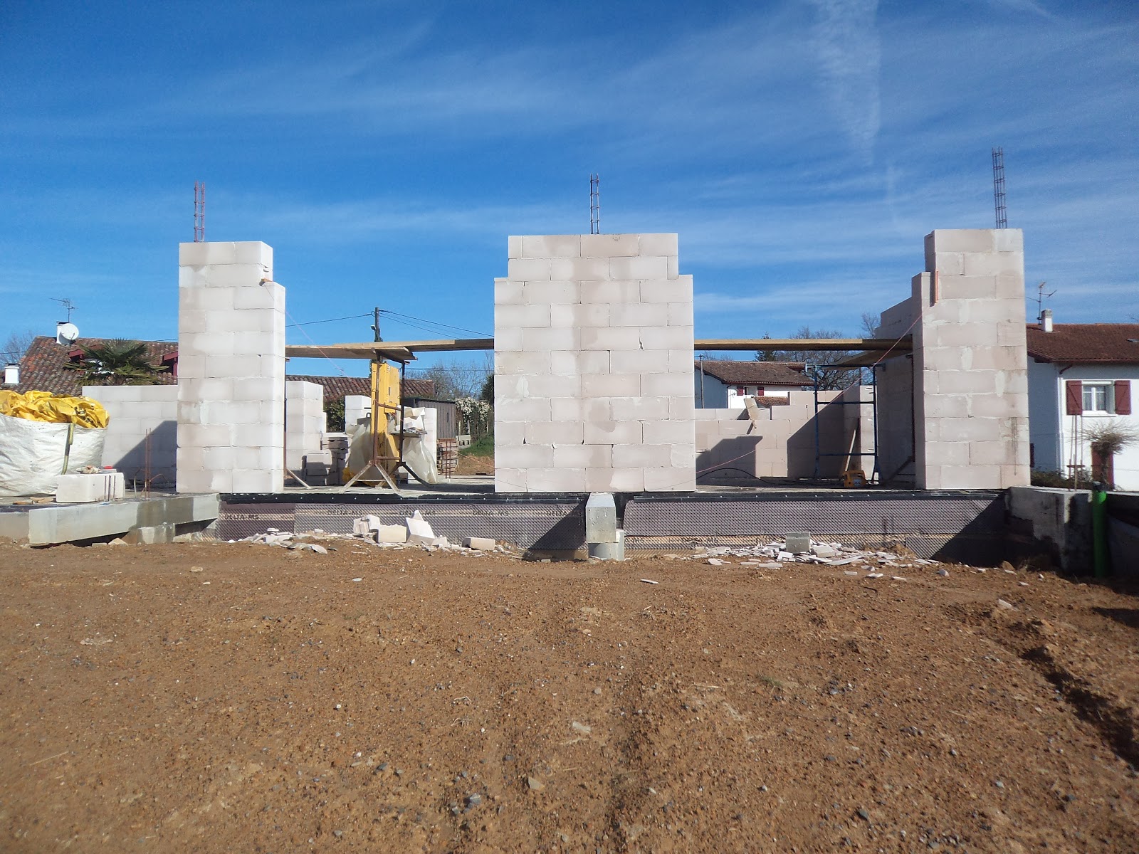 La maison de la plénitude du bonheur: Début du chaînage vertical