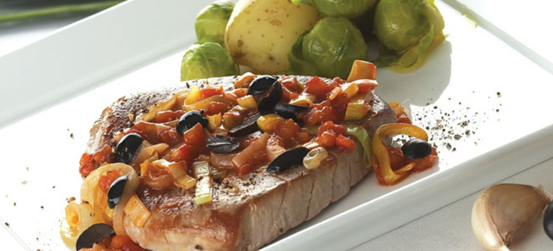 BIFE DE ATUM FRESCO COM MOLHO DE CEBOLADA E TOMATE ~ Sempre Bem & Cia